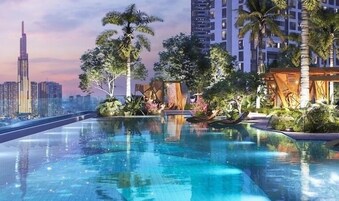 Uma área residencial moderna com piscina, palmeiras e edifícios altos ao fundo.