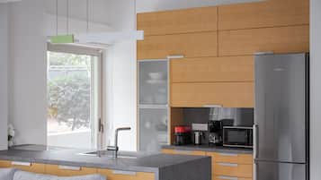 Apartamento superior | Cozinha privada | Geladeira, micro-ondas, fogão, cooktop