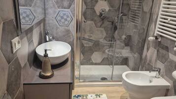 Camera Deluxe, 1 letto matrimoniale, bagno privato | Banheiro | Chuveiro, chuveiro com efeito de chuva, produtos de toalete grátis