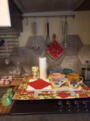 Camera Deluxe, 1 letto matrimoniale, bagno privato | Edredons de pluma, escrivaninha, ferros/tábuas de passar roupa