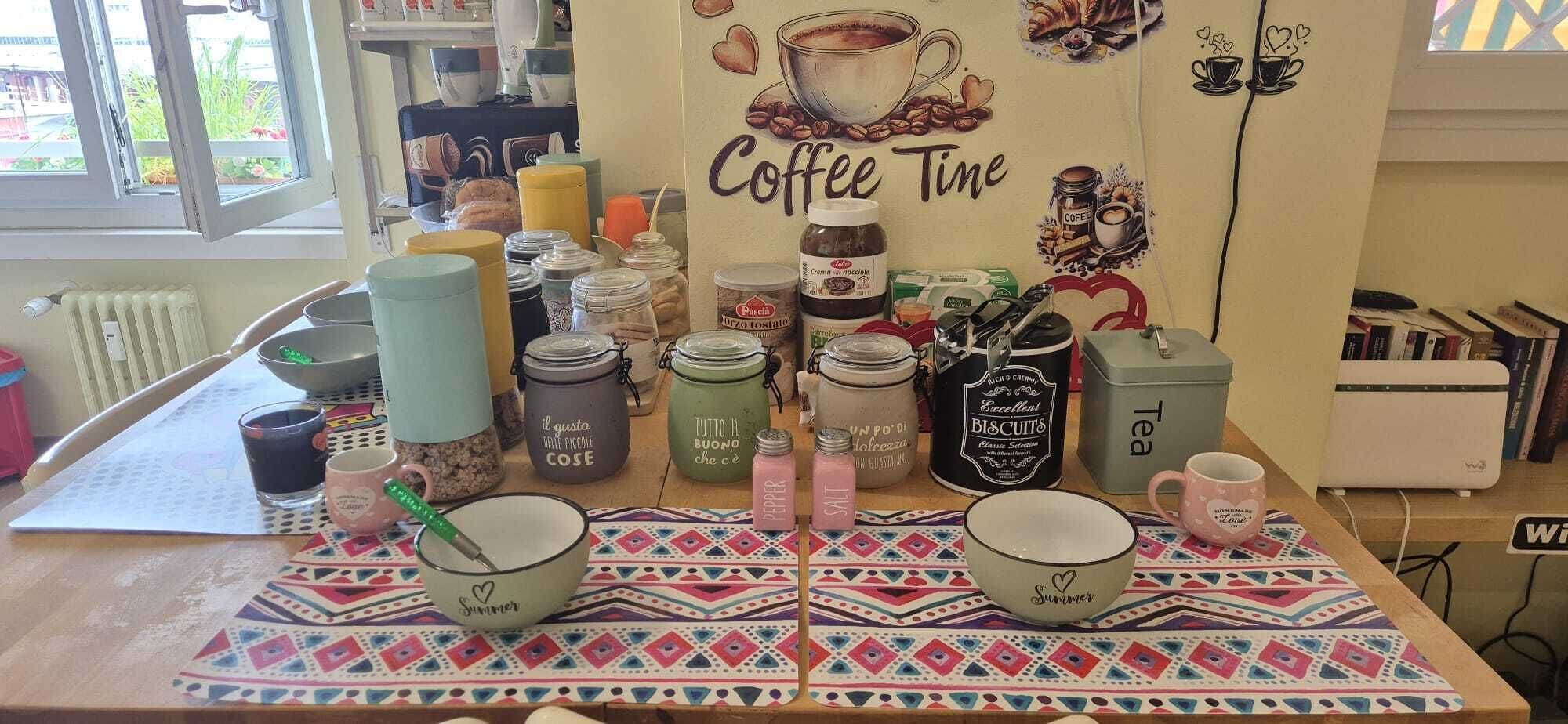 Edredons de pluma, escrivaninha, ferros/tábuas de passar roupa