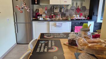 Camera Deluxe, 1 letto matrimoniale, bagno privato | Cozinha privada | Um frigorífico no espaço comum, um micro-ondas no espaço comum