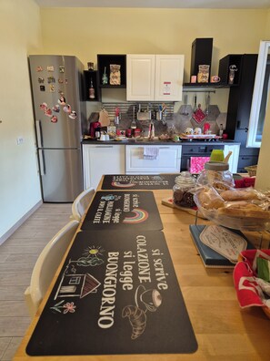 Camera Deluxe, 1 letto matrimoniale, bagno privato | Cozinha privada | Refrigerador em uma área comum, micro-ondas em uma área comum, fogão