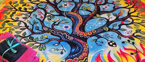 Quarto luxo, 1 cama de casal | Edredons de pluma, ferros/tábuas de passar roupa, Wi-Fi de cortesia