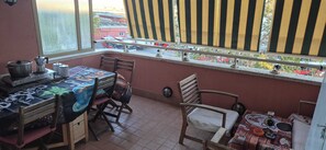 Camera Deluxe, 1 letto matrimoniale, bagno privato | Cozinha privada | Refrigerador em uma área comum, micro-ondas em uma área comum, fogão