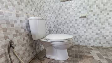 Quarto casal luxo | Banheiro | Chuveiro, toalhas de banho, sabonete
