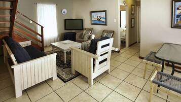 Casa Comfort | Sala de estar | Televisor de ecrã plano de 42 polegadas com canais via satélite