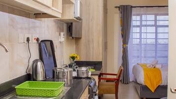 Apartamento Standard | Cozinha privada | Minifrigorífico, um micro-ondas