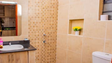 Apartamento Standard | Casa de banho | Um polibã, um chuveiro fixo, toalhas fornecidas