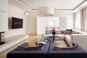 R16 Penthouse Apartment | Área de estar | Smart TV 55 polegadas com canais digitais