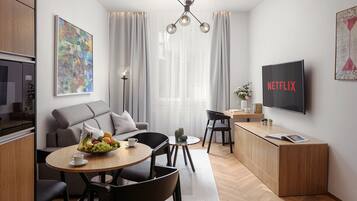 Soukenicka One Bedroom Apartment | Sala de estar | Smart TV de 55 polegadas com canais digitais, Netflix