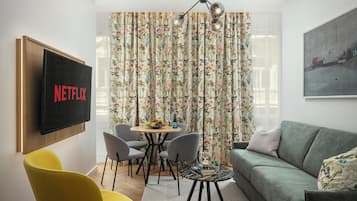 Soukenicka Two Bedroom Apartment | Sala de estar | Smart TV de 55 polegadas com canais digitais, Netflix