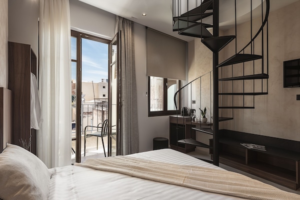 Suite Signature, 1 cama queen-size, banheira de hidromassagem grande, Vista para a cidade | 1 quarto, roupa hipoalergénica, cofre no quarto