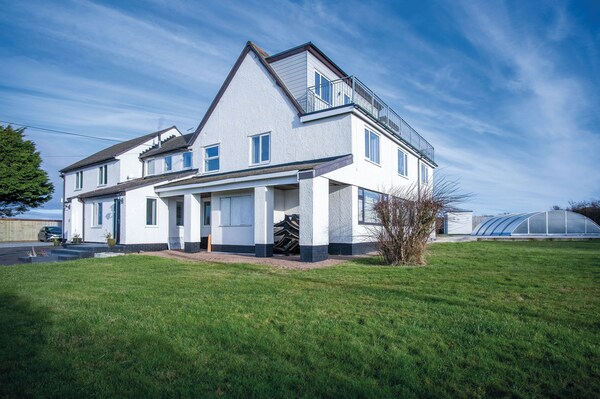 Oasis - 2 Bed Apartment - Ocean Breeze - Wales