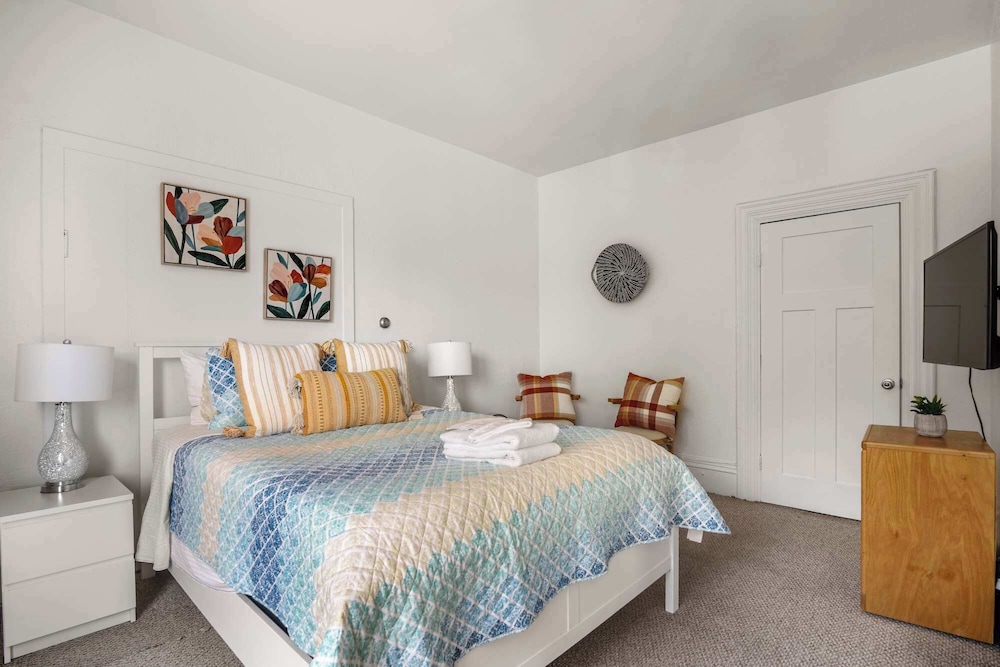 Steps From Nightlife, Dining, & Shopping! - Provincetown, MA
