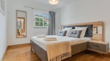 Apartamento Deluxe, varanda, Vista para a cidade | Roupa de alta qualidade, edredões de penas