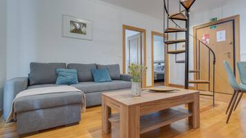 Apartamento Deluxe, varanda, Vista para a cidade | Sala de estar | Televisor de ecrã plano de 35 polegadas com canais por cabo