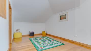 Apartamento Deluxe, varanda, Vista para a cidade | Sala de estar | Televisor de ecrã plano de 35 polegadas com canais por cabo