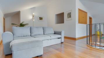Apartamento Deluxe, varanda, Vista para a cidade | Sala de estar | Televisor de ecrã plano de 35 polegadas com canais por cabo