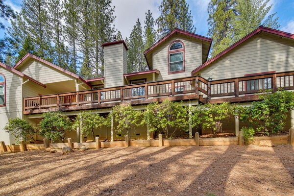Hot Tub + Pool Table: Cabin Near Calaveras Park! - Murphys, CA