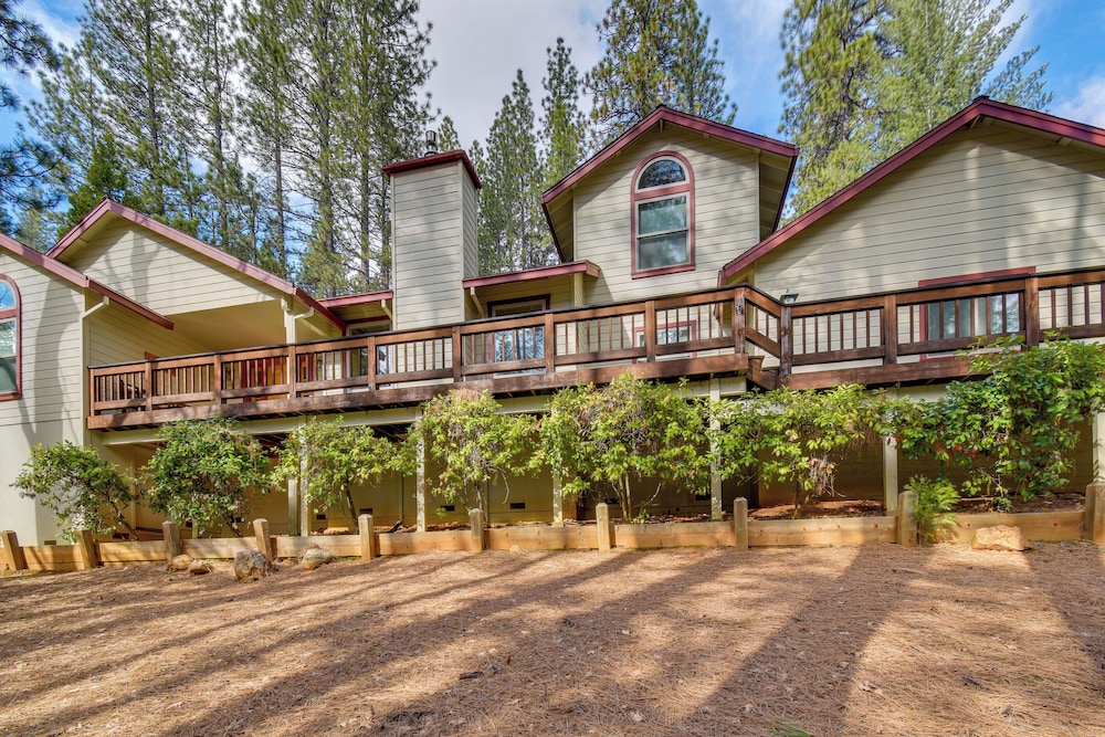 Hot Tub + Pool Table: Cabin Near Calaveras Park! - Arnold, CA