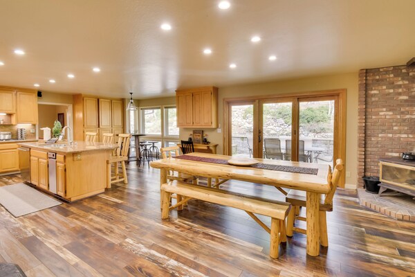 Hot Tub + Pool Table: Cabin Near Calaveras Park! - Murphys, CA