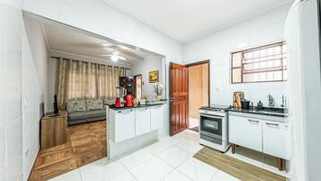 Geladeira, micro-ondas, talheres/pratos/utensílios de cozinha