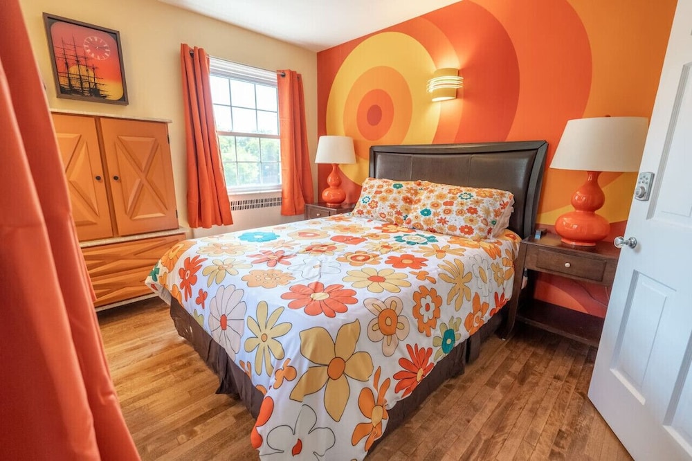 Cardinal Inn ~ Retro Room - Cornwall, ON, Canada