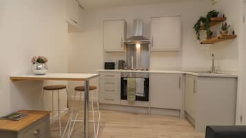 Um frigorífico, uma chaleira elétrica, uma torradeira