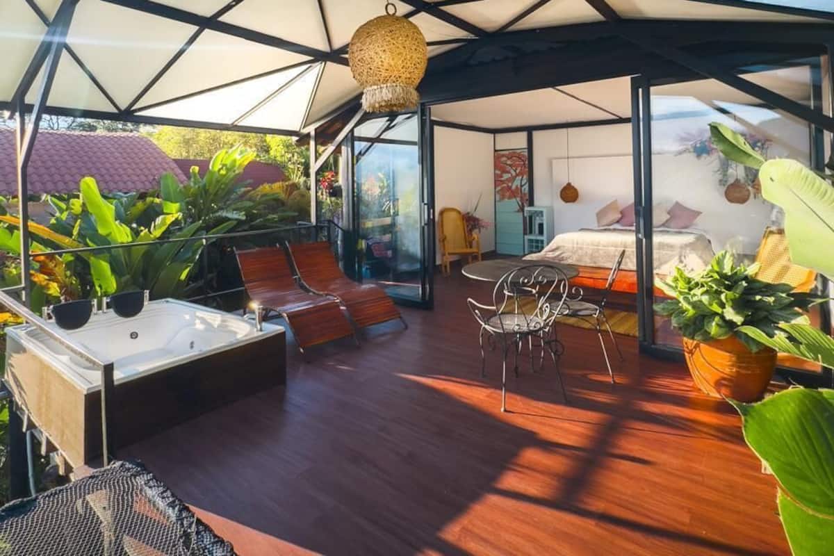 Quarto Nobre | Roupa de alta qualidade, Wi-fi grátis, com mobília individualizada