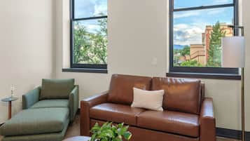 Quarto luxo, 1 cama King e sofá-cama | 1 quarto, roupas de cama premium, edredons de pluma, Wi-Fi de cortesia