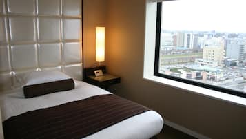 Edredons de pluma, cofres nos quartos, escrivaninha, cortinas blackout