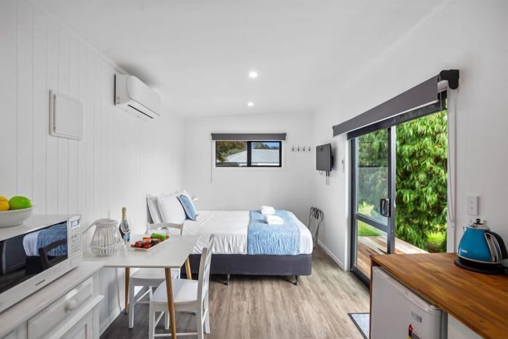 Base: 2 (No Extra Guests Allowed)<br> 106 Whitby Place, Whangamata - Whangamatā