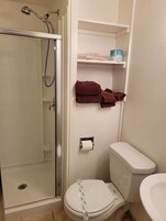 Quarto casal luxo | Banheiro | Chuveiro/banheira combinados, produtos de toalete grátis