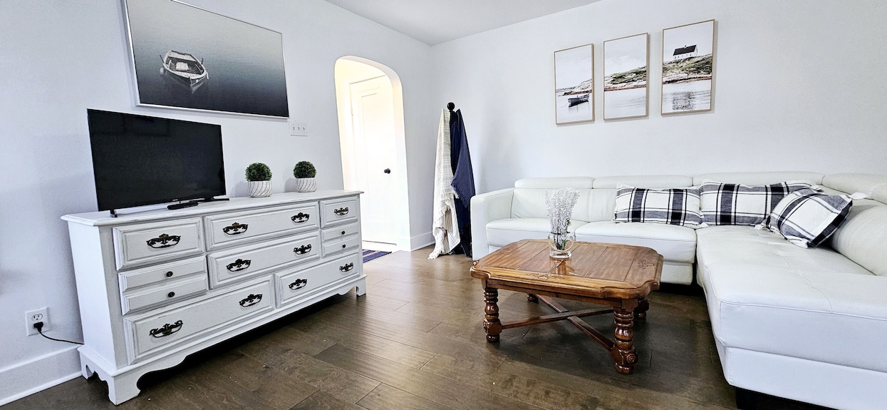 Bright And Cozy Riverfront Home In The Heart Of Canada's Prettiest Little Town! - Burford