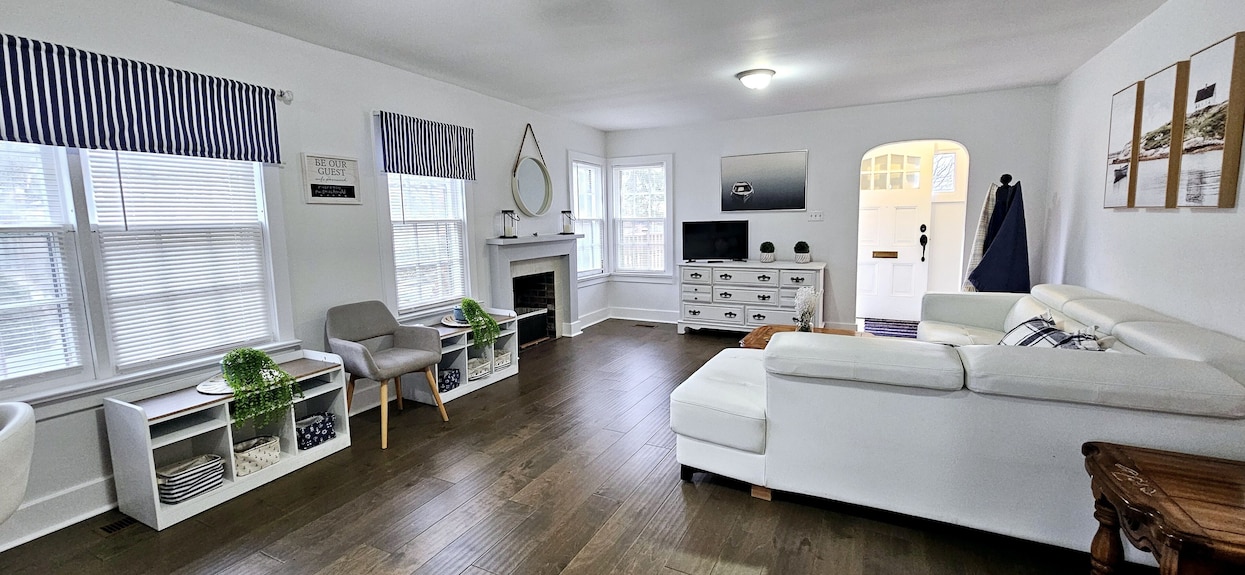 Bright And Cozy Riverfront Home In The Heart Of Canada's Prettiest Little Town! - Ontario