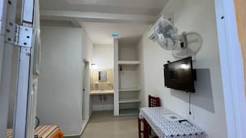 Quarto Individual Básico | Secretária, Wi-fi grátis, roupa de cama fornecida