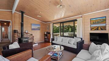 Casa família, sacada, vista parcial para o oceano | Área de estar | TV LCD 42 polegadas com canais digitais