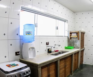 Um frigorífico/congelador grande, um micro-ondas, um forno