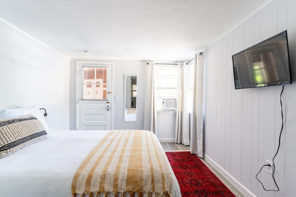 The Kelly Studio · Near Mystic, Casinos + Uscga - Mystic, CT