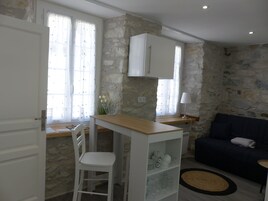 Estúdio panorâmico | Área de estar | TV de tela plana 80 cm com canais digitais