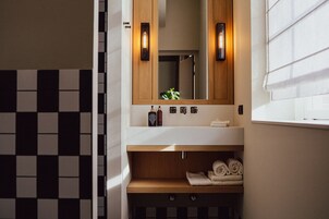 Um polibã e uma banheira separados, um chuveiro fixo 