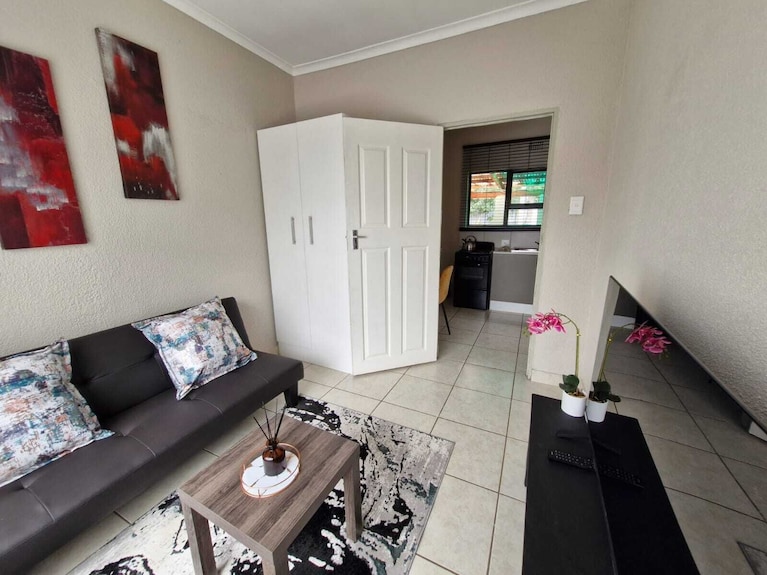 Peaceful Garden Cottage Close To Or Tambo International Airport - Kempton Park