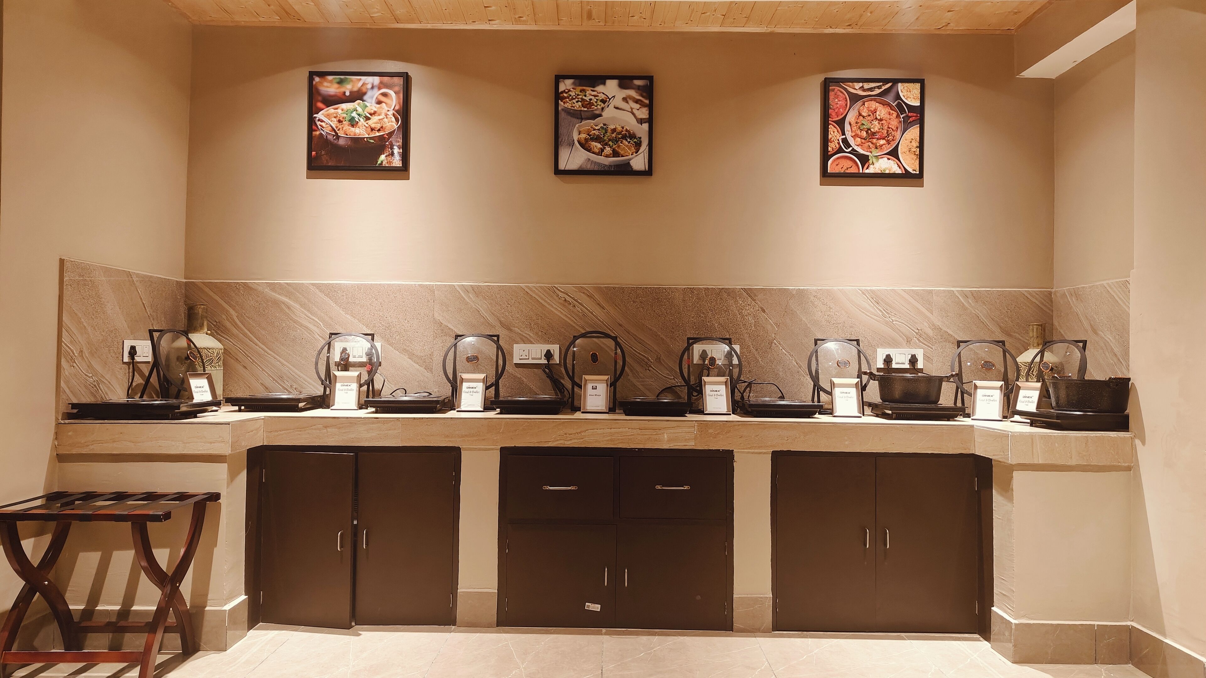 Cozinha com painel de parede em mármore, espaço para café e armários.