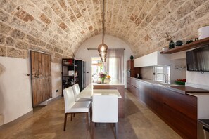 Um frigorífico, um micro-ondas, um forno, uma placa de cozinha 