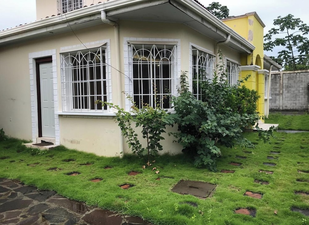 4 Bed House-sleeps 8-pet Friendly-private Garden - Managua