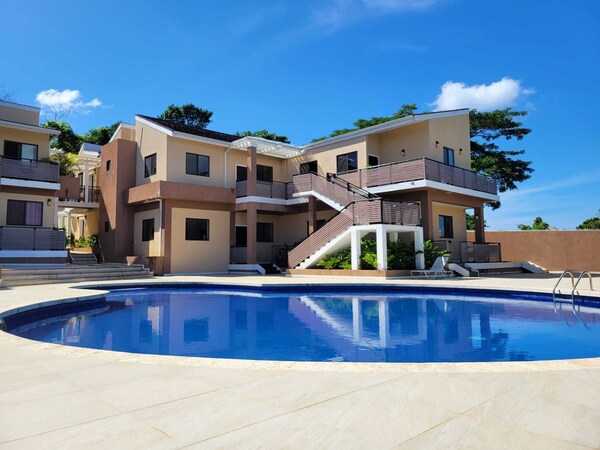 Seaview Paradise - Sleeps 3 - Pool - Parking - Negril