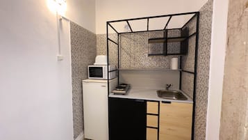 Suite-Estúdio Comfort | Cozinha privada | Um frigorífico/congelador grande, um micro-ondas, uma placa de cozinha