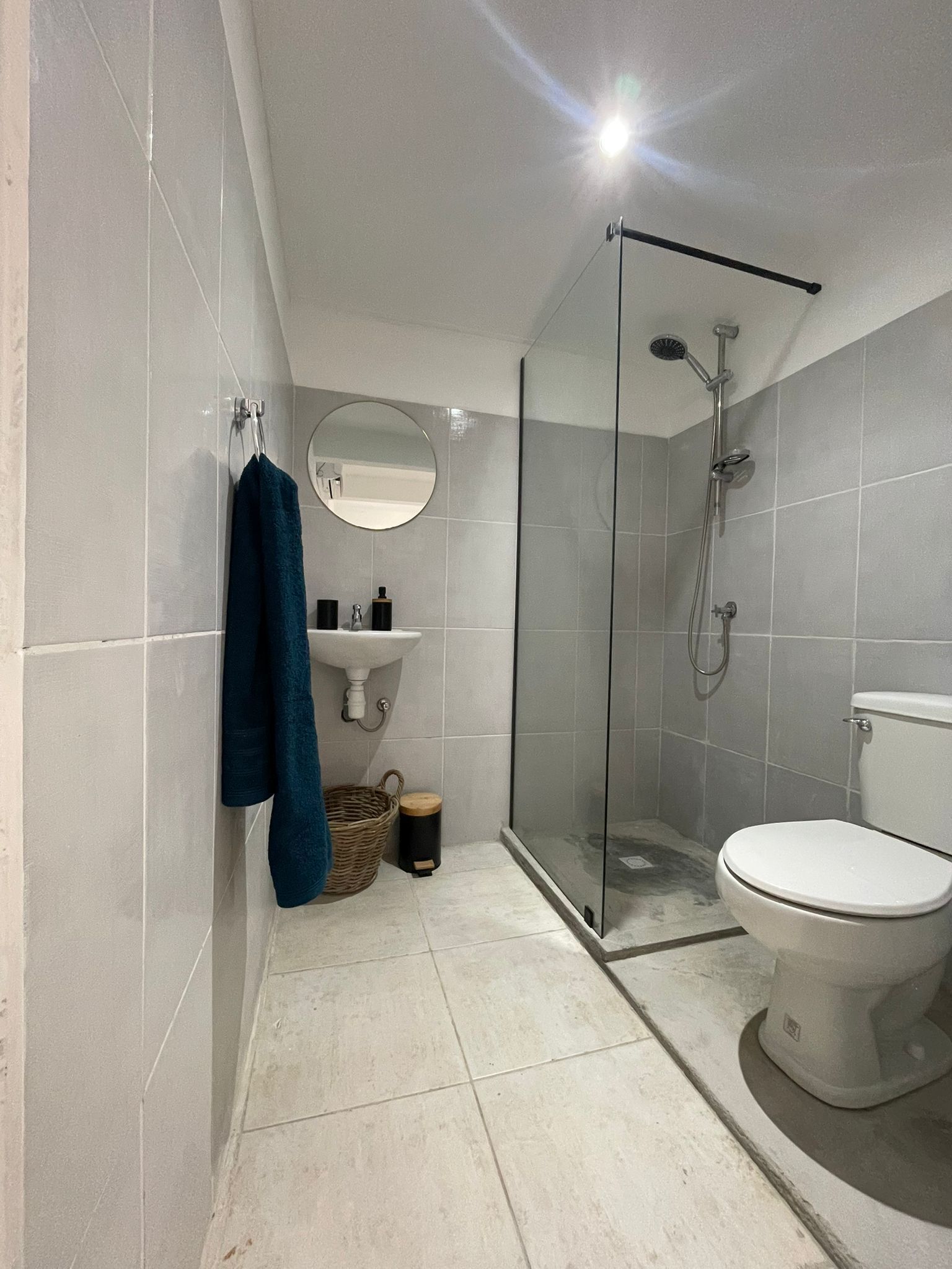 Quarto Duplo Básico, vista para o pátio | Casa de banho | Um polibã, toalhas fornecidas, papel higiénico 