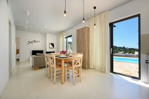 Villa Deluxe, 2 quartos, piscina privativa | Refeições no quarto